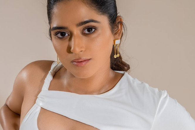 Smruthi Mohankumar : Biography, Age, Movies, Family, Photos, Latest ...